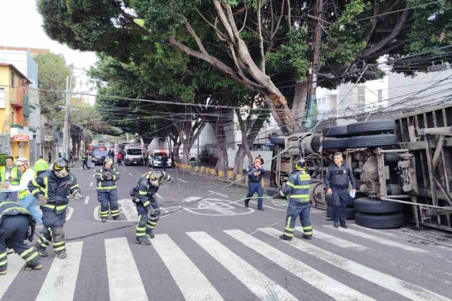 VIDEO: tráiler cargado de basura vuelca y aplasta a hombre en CDMX y él ...